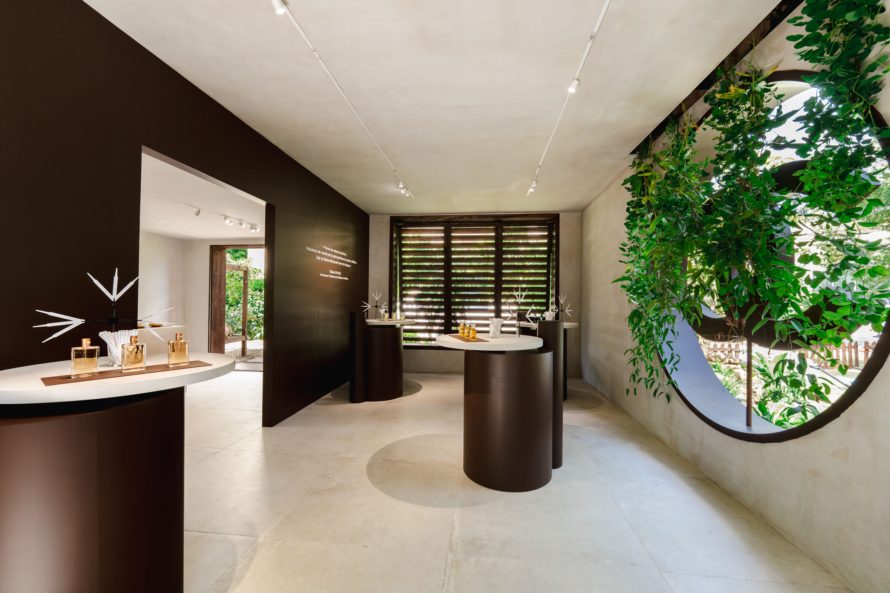 Exposición sobre el sándalo de Chanel, en el Parc de la Villa Windsor ...