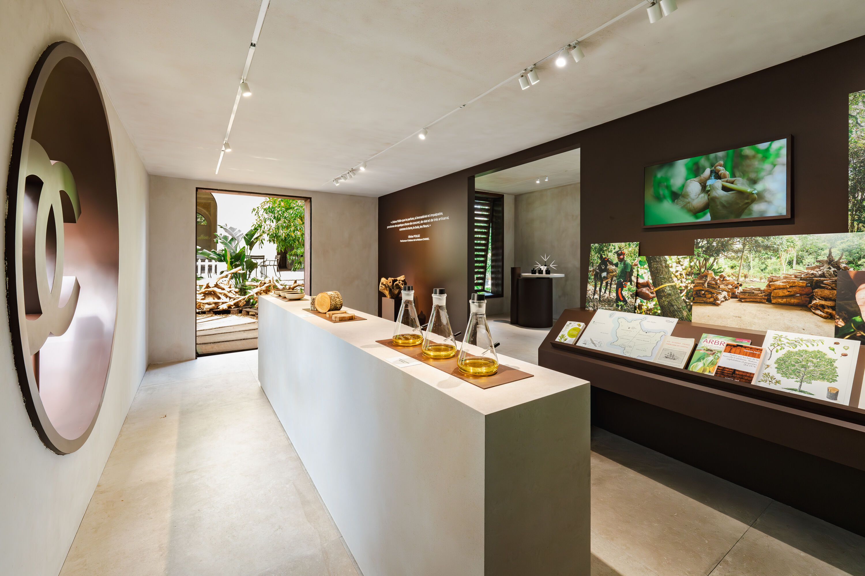 Exposición sobre el sándalo de Chanel, en el Parc de la Villa Windsor ...