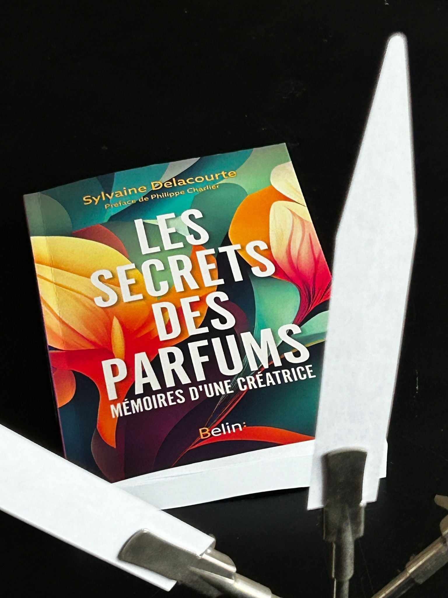 Un livre dédié au parfum signé Sylvaine Delacourte, à découvrir dès ...