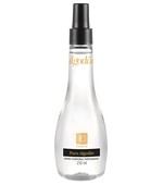 Parfumeur Senior Alexandra Carlin