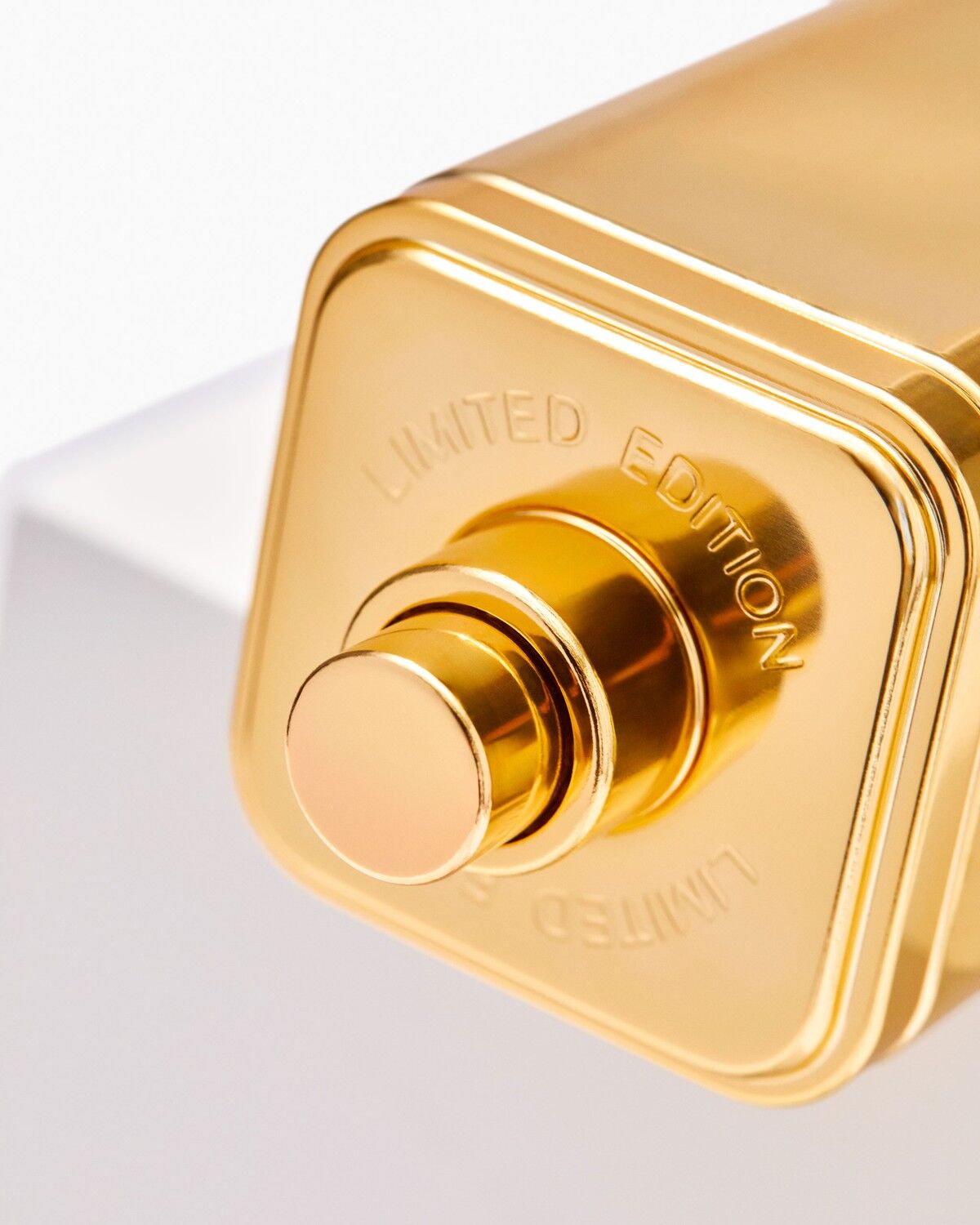 212 VIP Black MTV Carolina Herrera одеколон — новый аромат для мужчин 2024