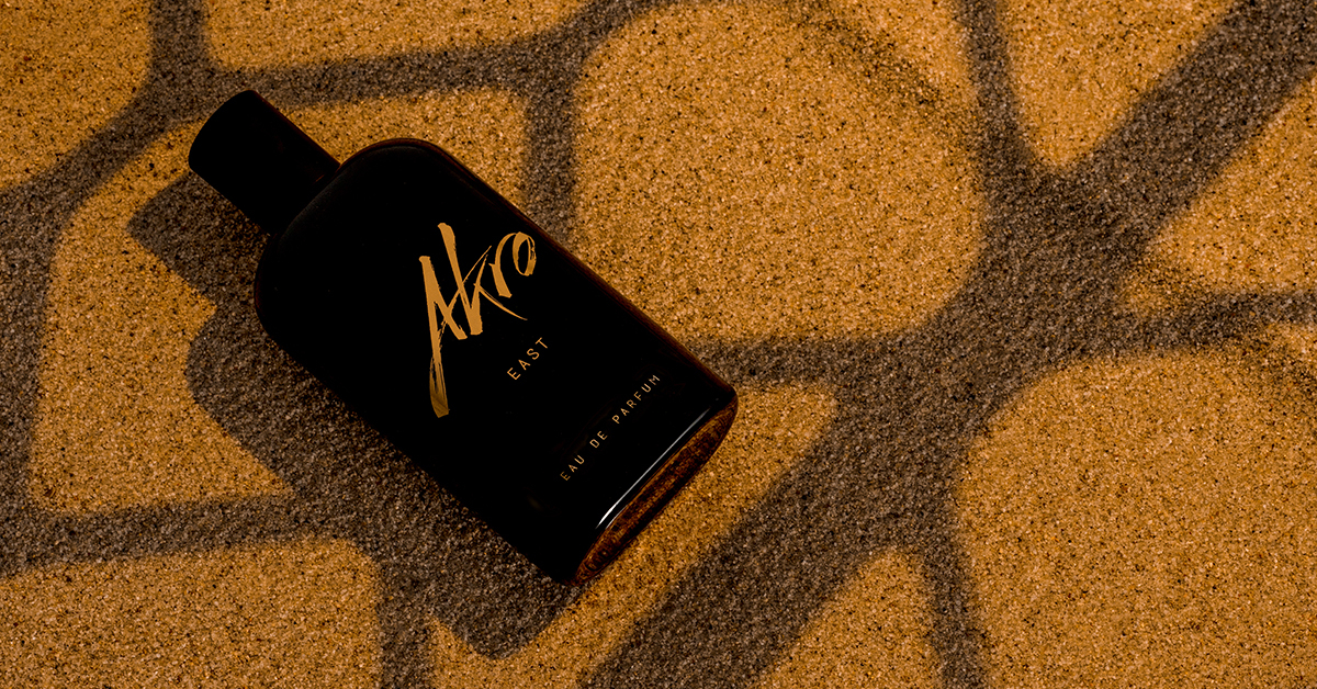 AKRO East — Disponible internacionalmente ~ Noticias de Fragancias