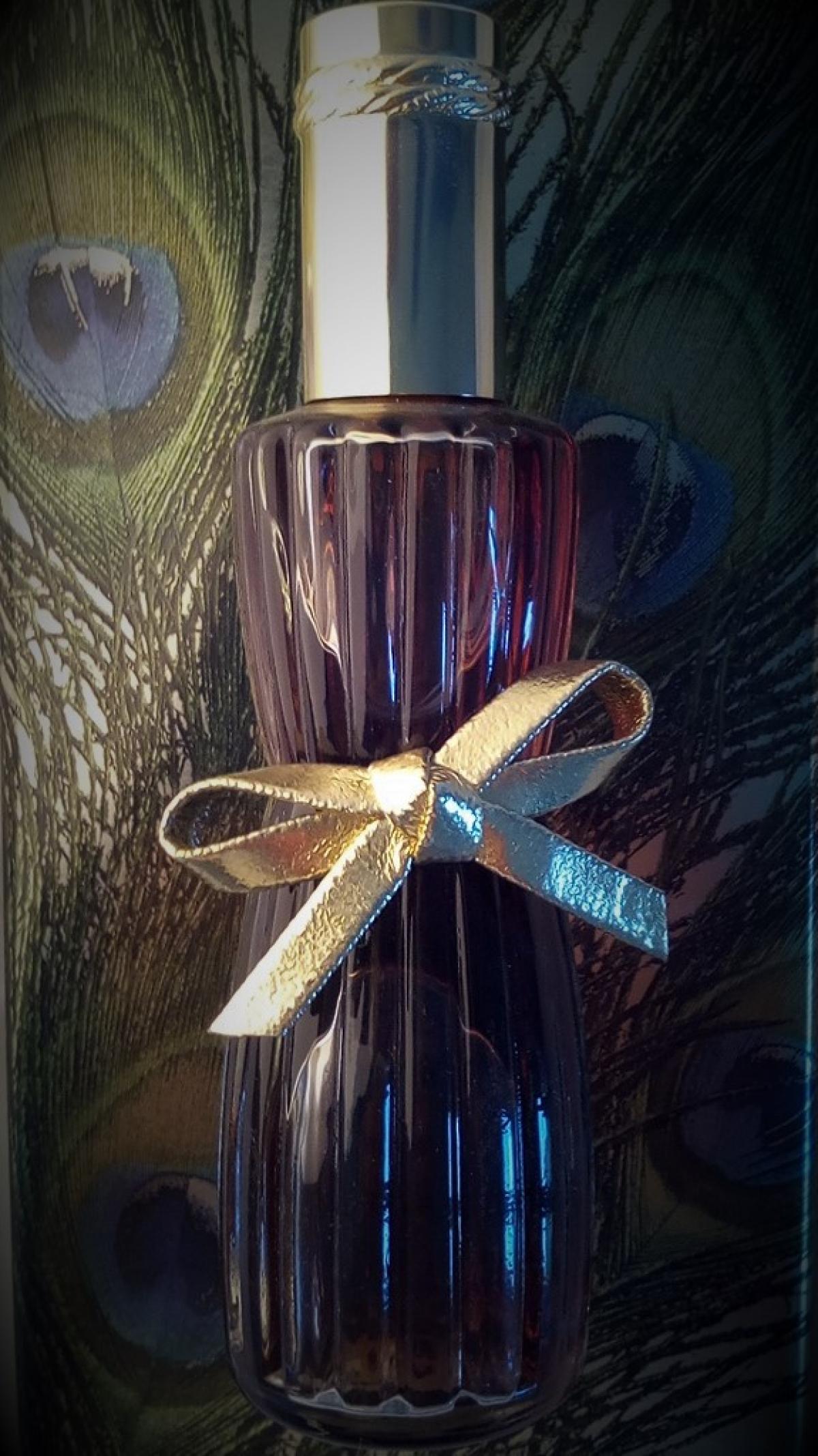 Youth-Dew Estée Lauder perfume - a fragrance for women 1953