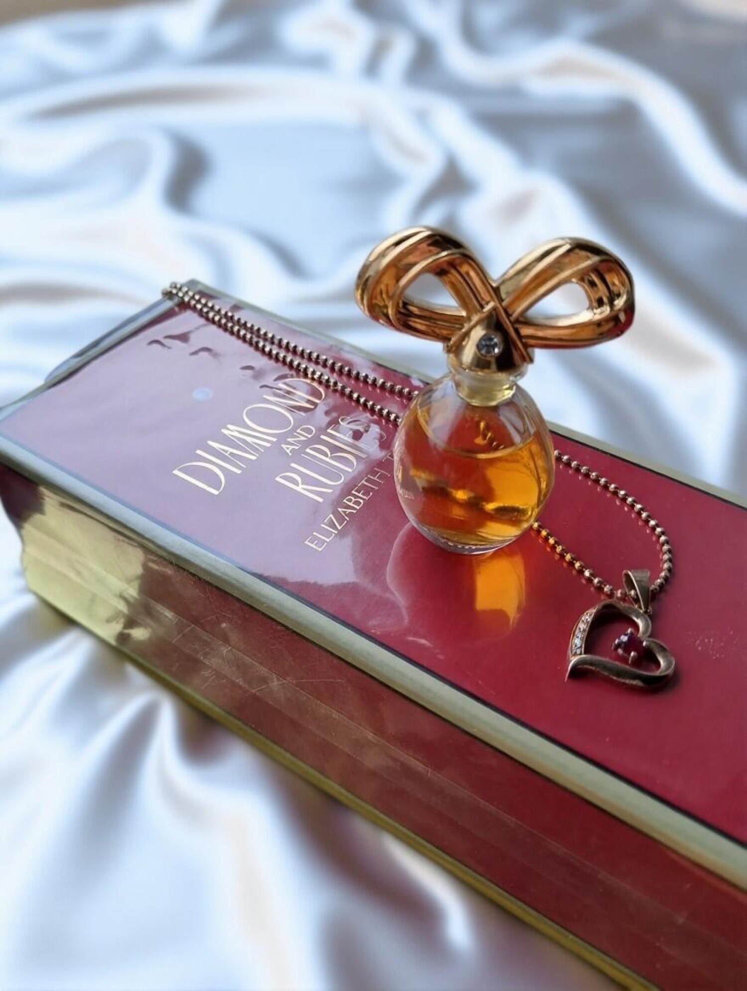 White Diamonds Elizabeth Taylor perfume - a fragrance for women 1991