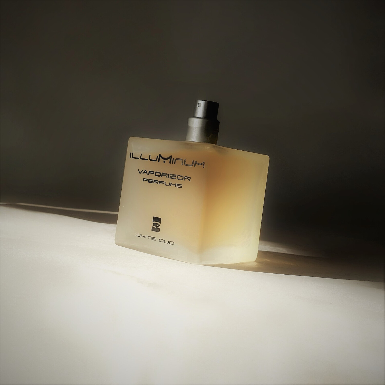 White Oud Illuminum 香水 - 年のユニセックス フレグランス