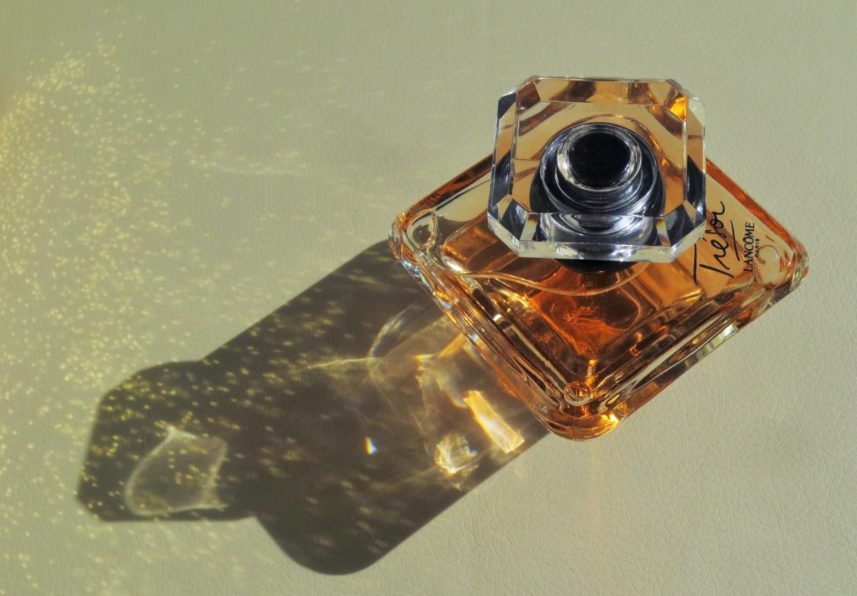 Tresor Lancome perfume - a fragrance for women 1990