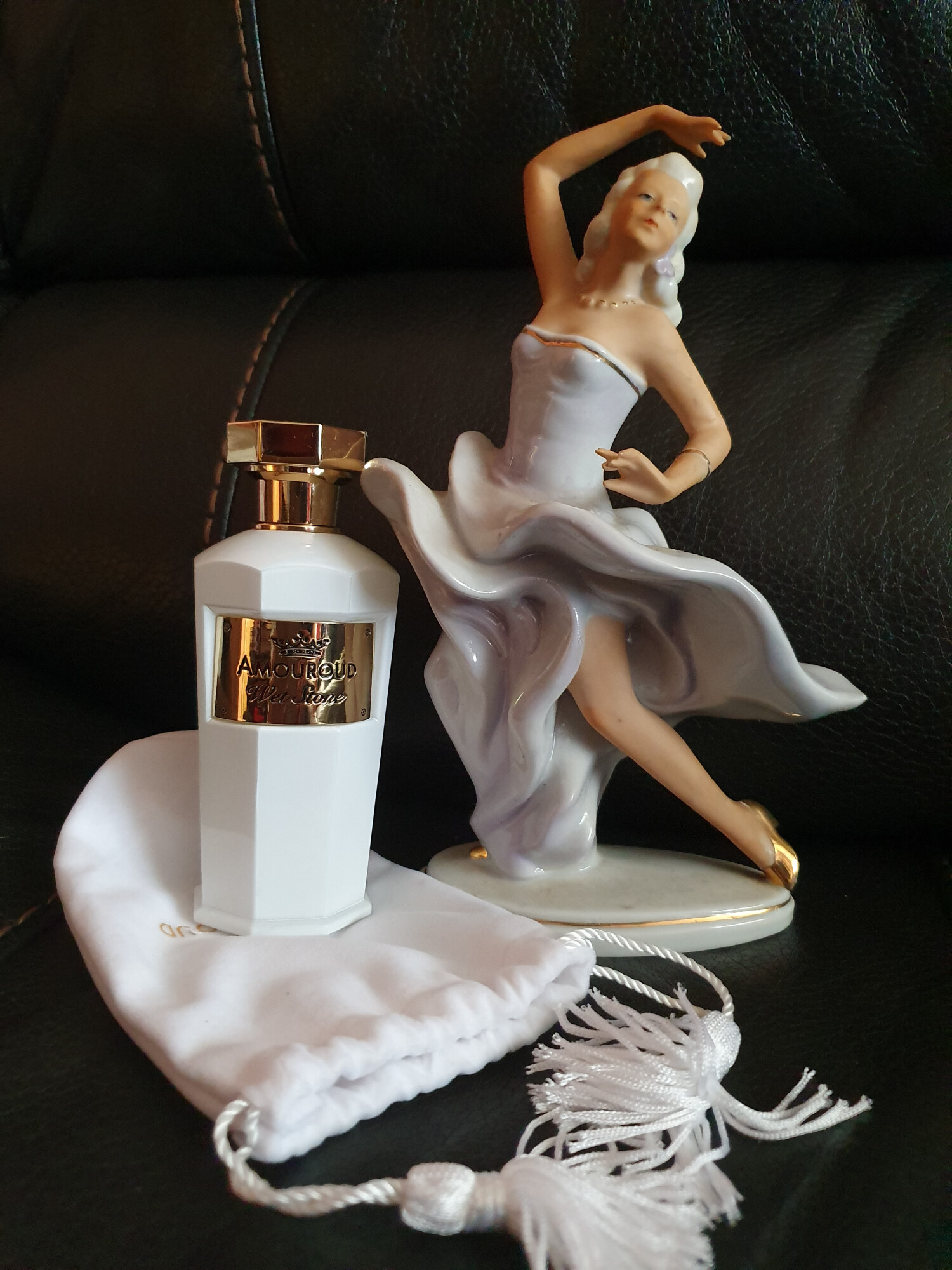 Wet Stone Amouroud fragancia - una fragancia para Hombres y Mujeres 2019