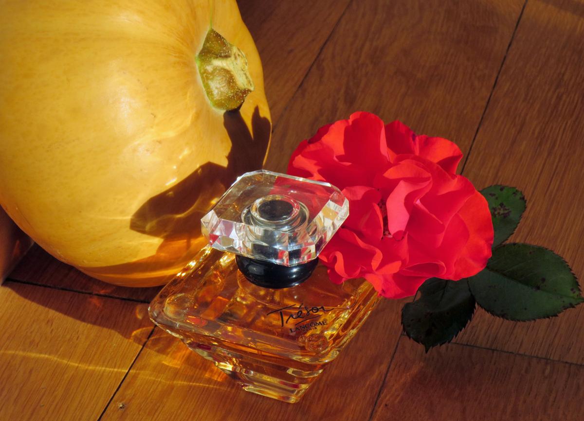 Tresor Lancome perfume - a fragrance for women 1990