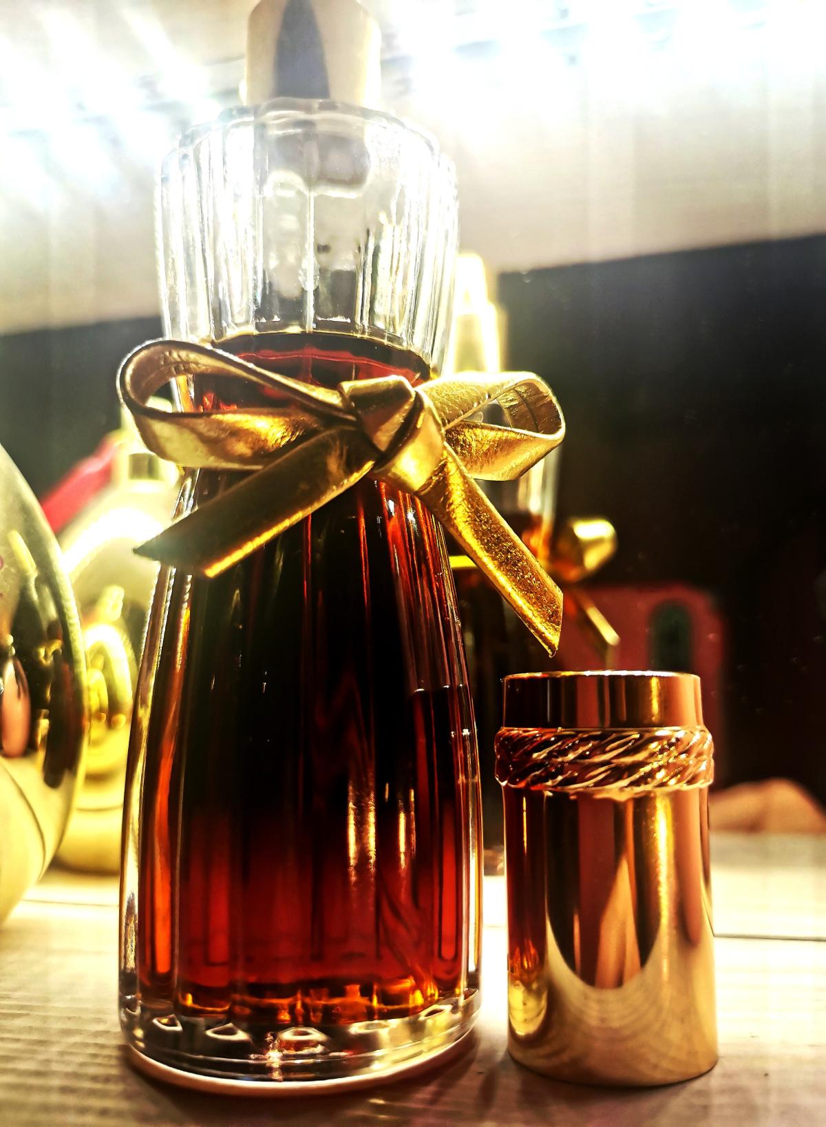 Youth-Dew Estée Lauder perfume - a fragrance for women 1953