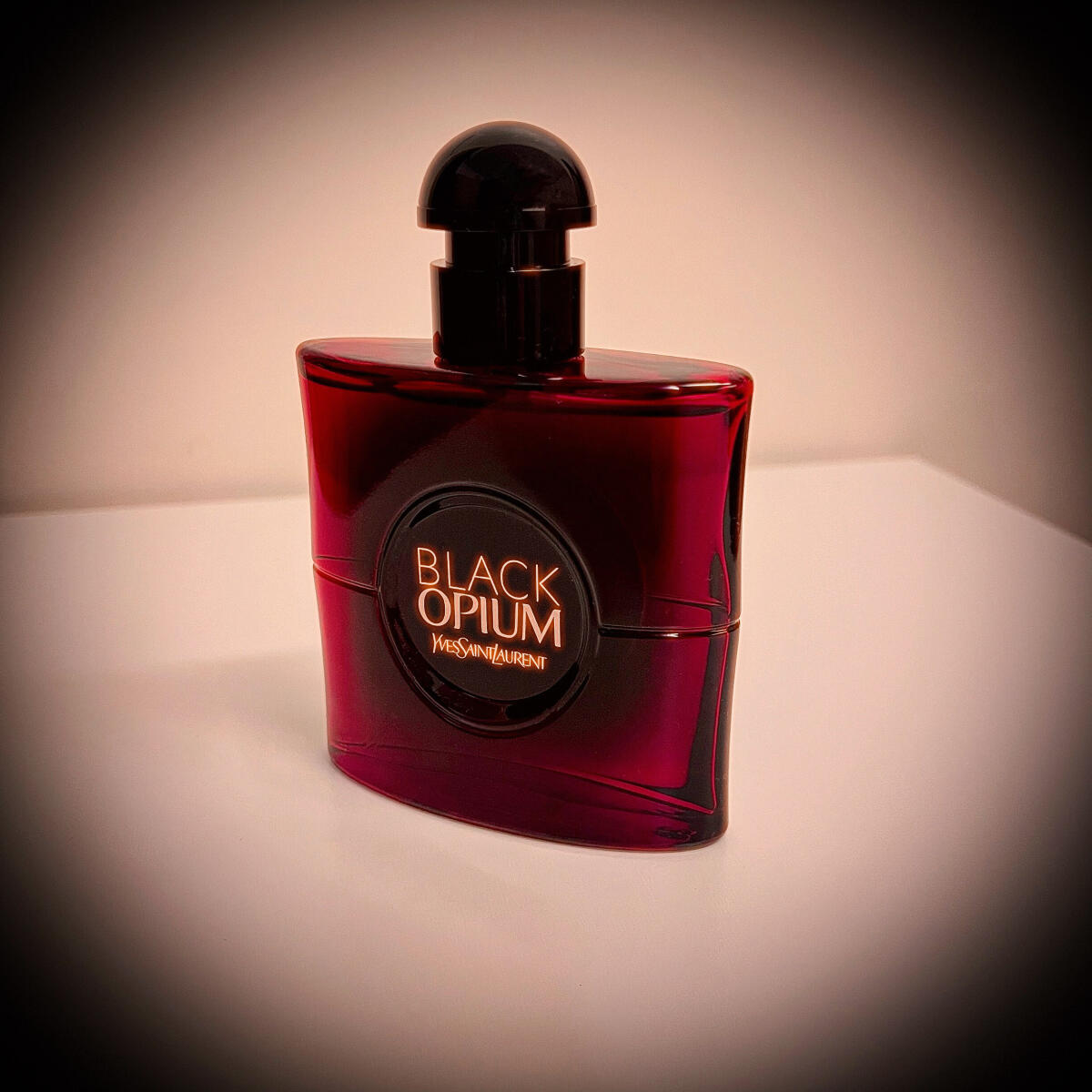 Black Opium Over Red Yves Saint Laurent fragancia - una nuevo fragancia para Mujeres 2024