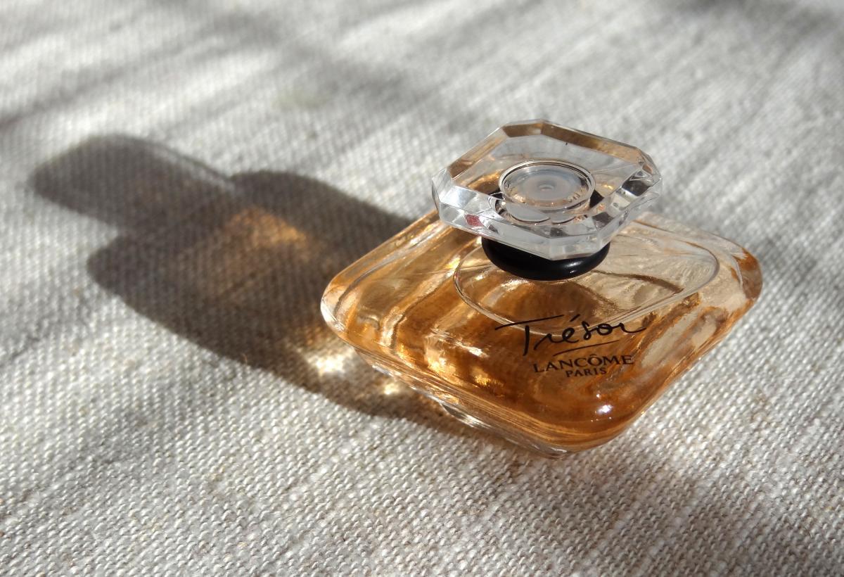 Tresor Lancome perfume - a fragrance for women 1990