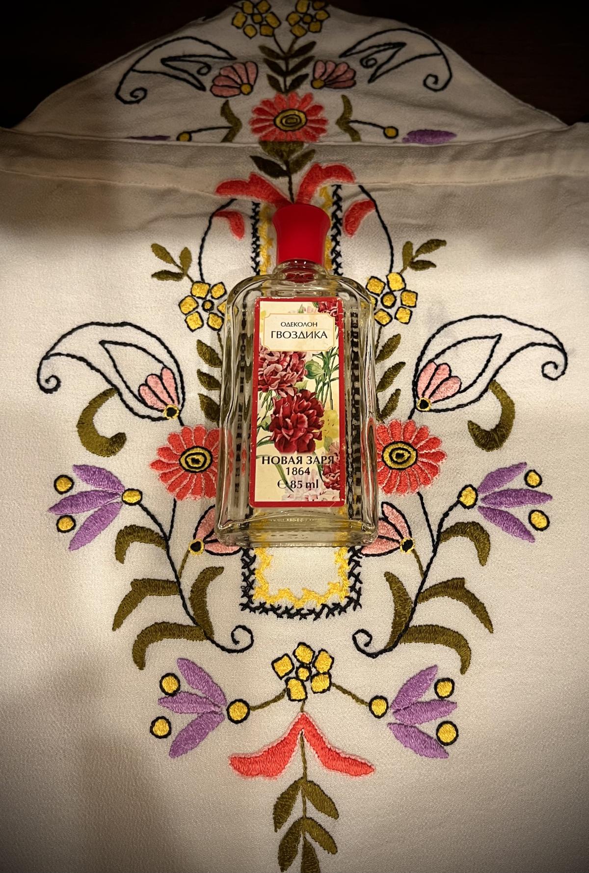 Гвоздика (Carnation) Новая Заря (The New Dawn) 香水 - 一款 年 中性 香水