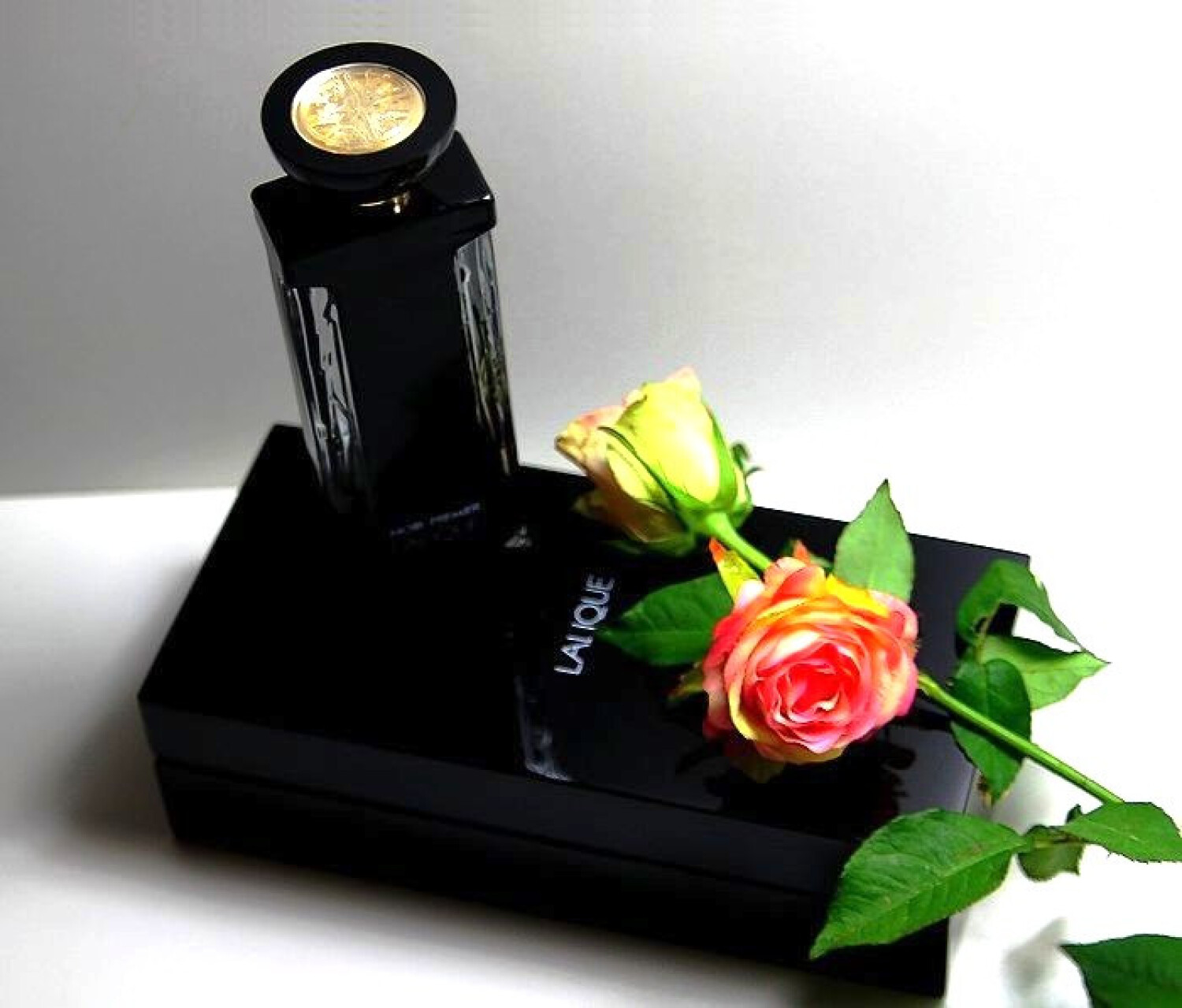 Rose Royale Lalique perfume - a fragrance for women and men 2014