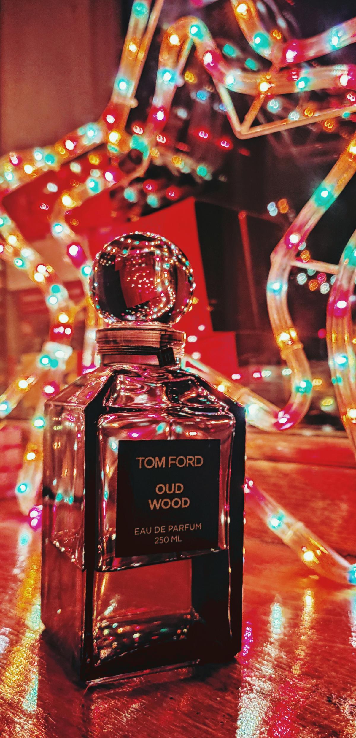 Oud Wood Tom Ford perfume - a fragrance for women and men 2007