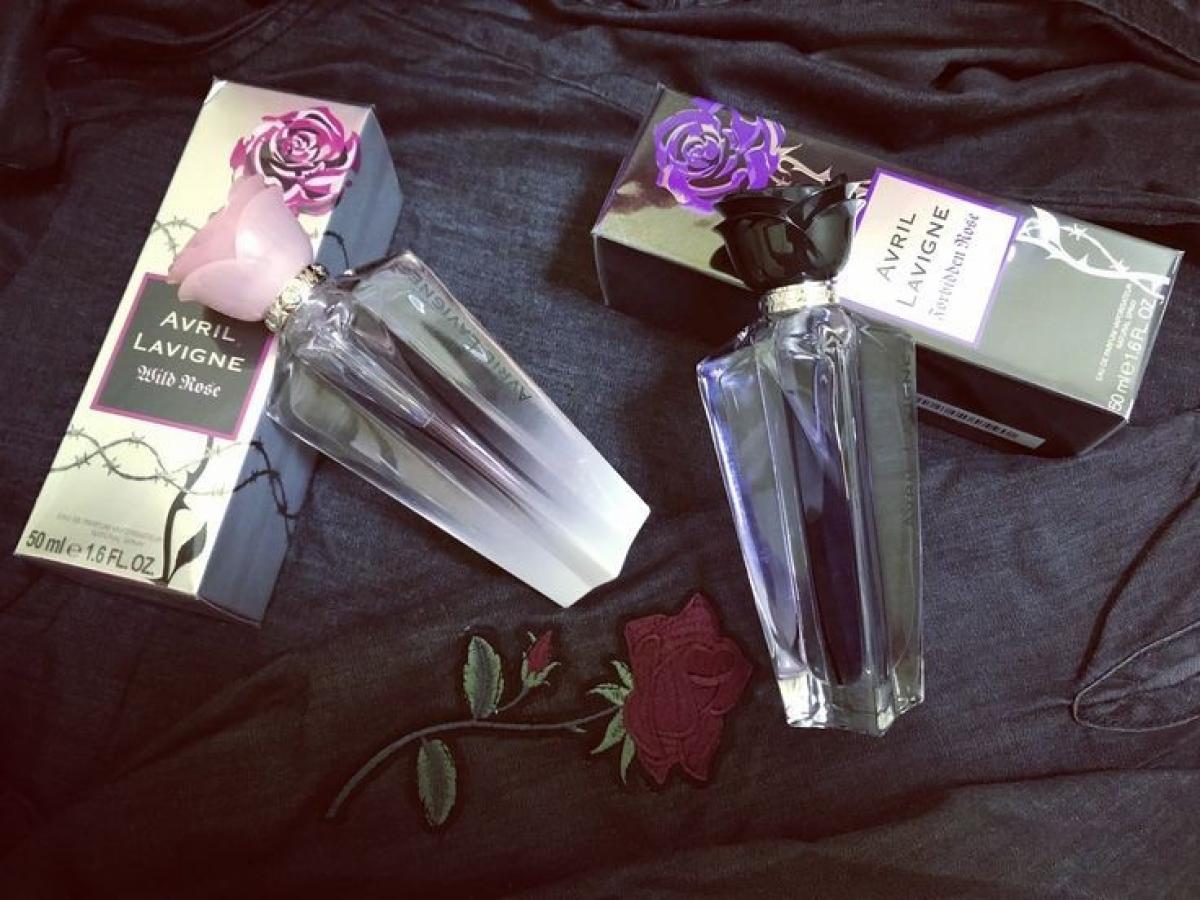 Forbidden Rose Avril Lavigne fragancia - una fragancia para Mujeres 2010