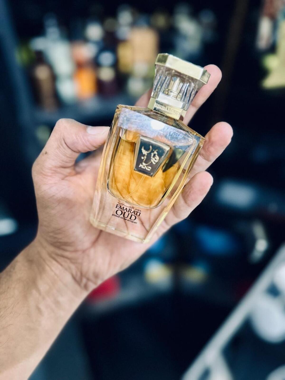 Emarati Oud Hind Al Oud perfume - a fragrance for women and men 2017