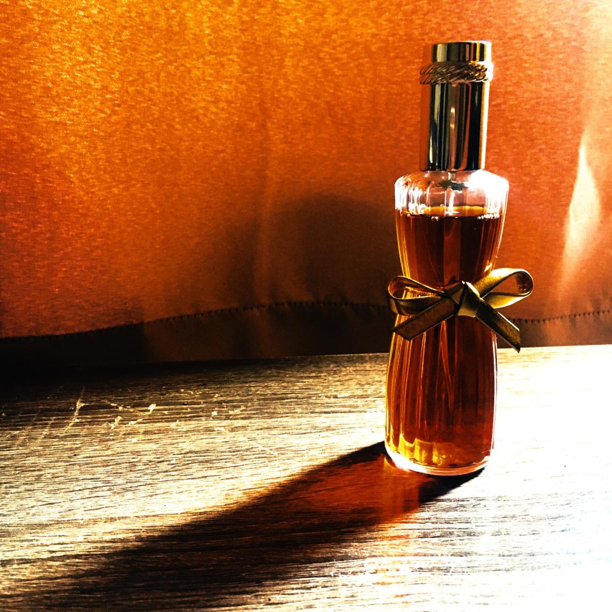 Youth-Dew Estée Lauder perfume - a fragrance for women 1953