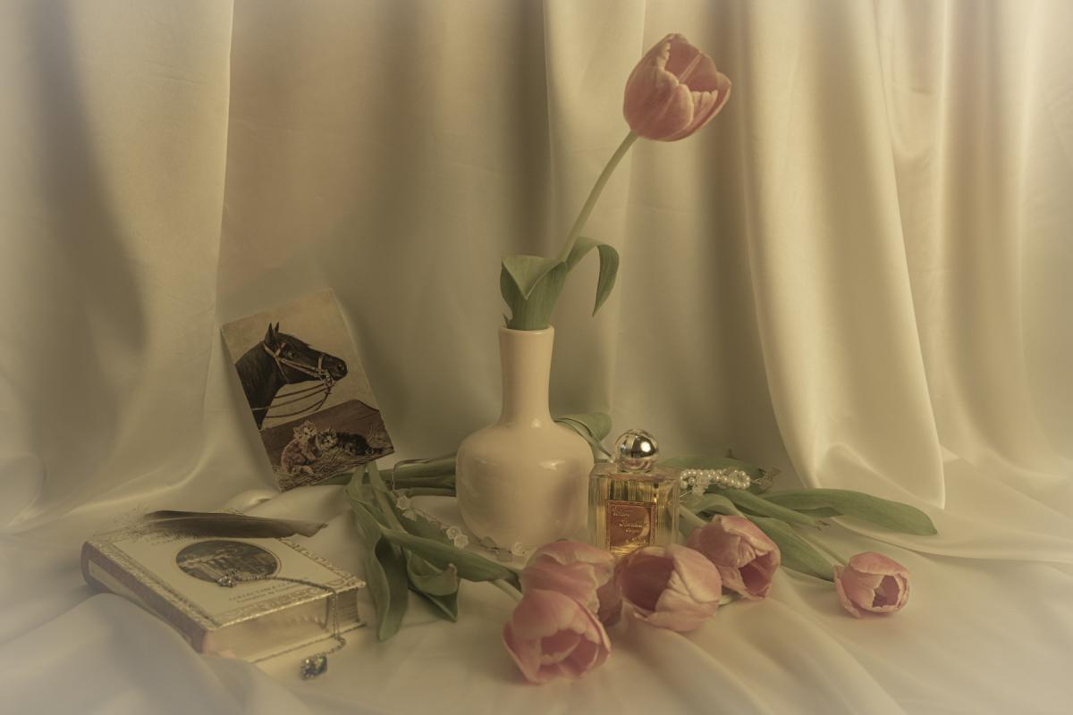 White Shoulders Evyan perfume - a fragrance for women 1945