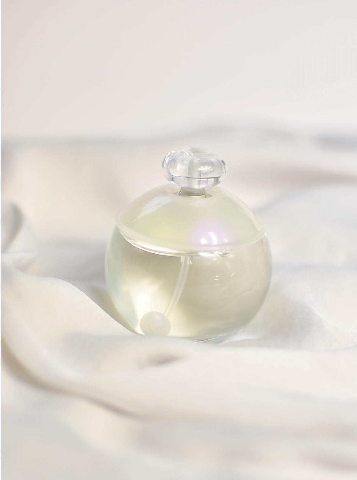 Noa Cacharel perfume - a fragrance for women 1998