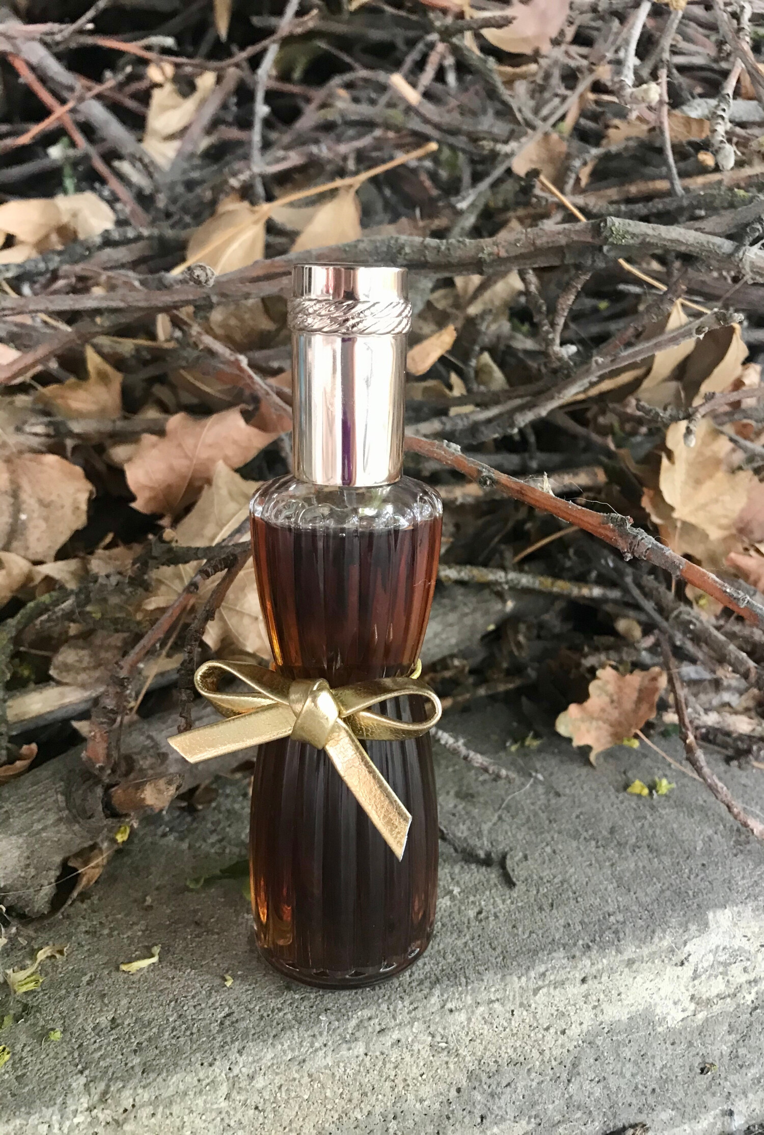 Youth-Dew Estée Lauder perfume - a fragrance for women 1953